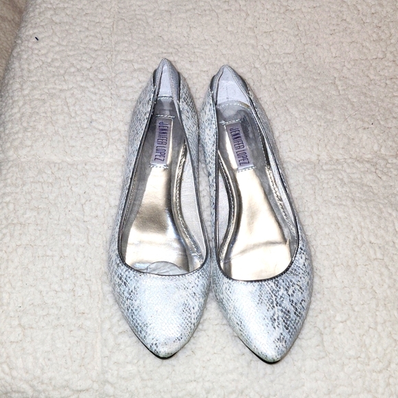 Jennifer Lopez | Shoes | Jennifer Lopez Silver Flats | Poshmark